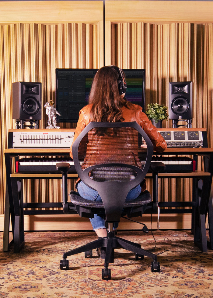 Wavebone Studio Furniture：Studio desks, Workstation, Ergonomic Chair